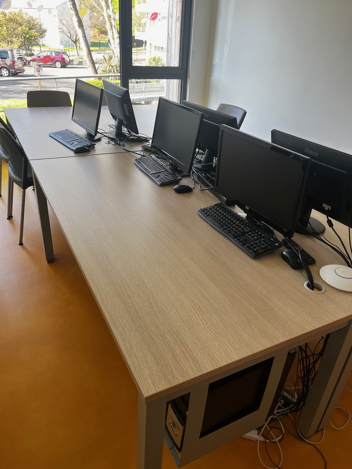 A VENDRE : TABLES SALLE INFORMATIQUE – ARPAQ